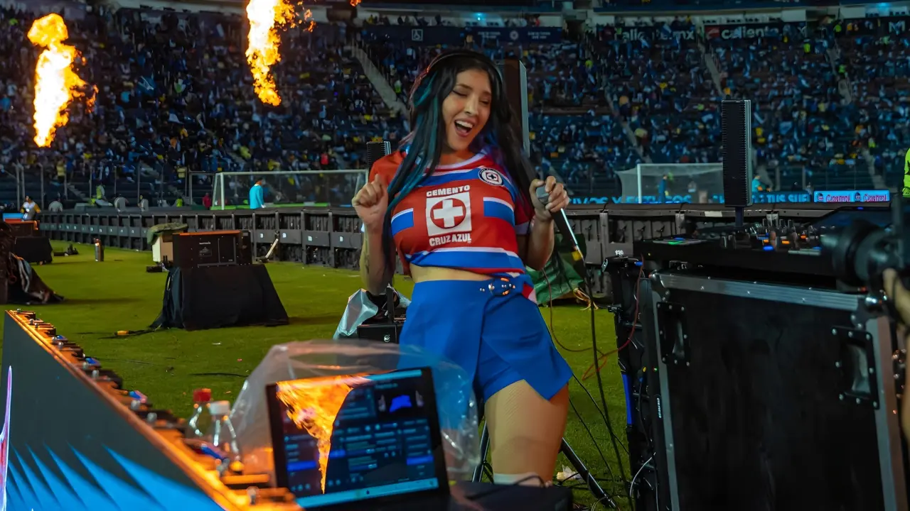 FOTOS: Ella es Shei DJ, la popular aficionada de Cruz Azul - Soy Referee