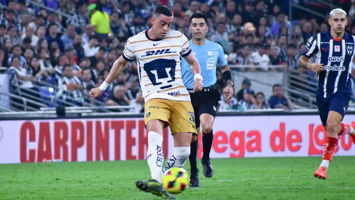 Exhiben posible ayuda arbitral en el Rayados vs Pumas - Soy Referee